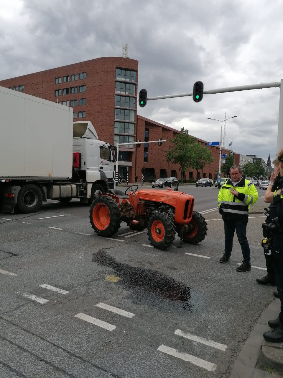 Oplegger verliest tractor op Kasteel Traverse - Ditishelmond.nl