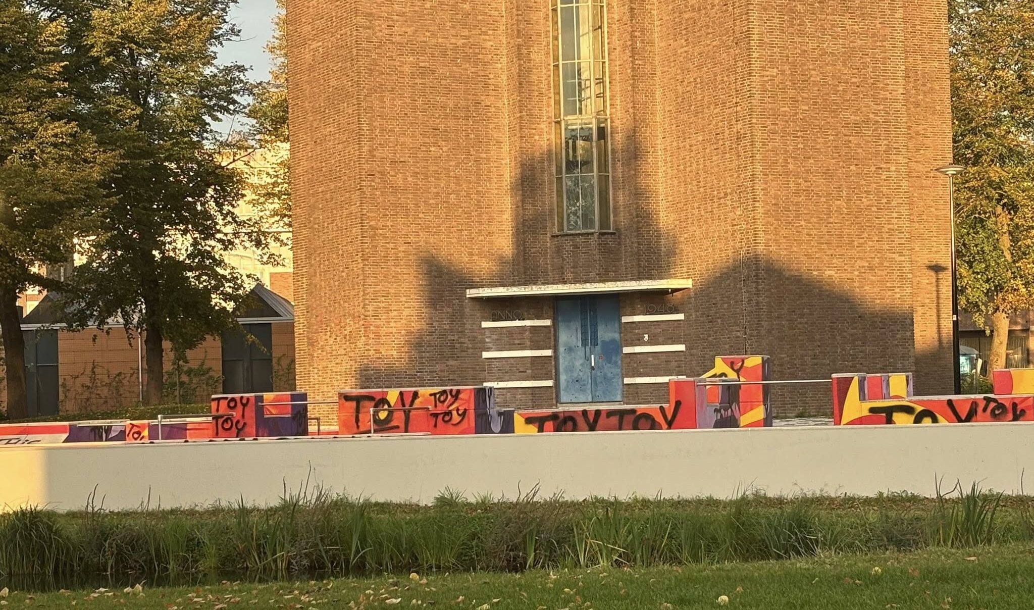 Gloednieuwe kunstwerken 25 Septemberpark beklad: 'Respectloos ...