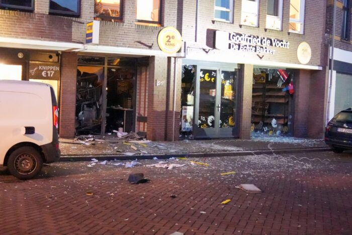 Plofkraak op geldautomaat Mierloseweg; explosies te horen in heel ...